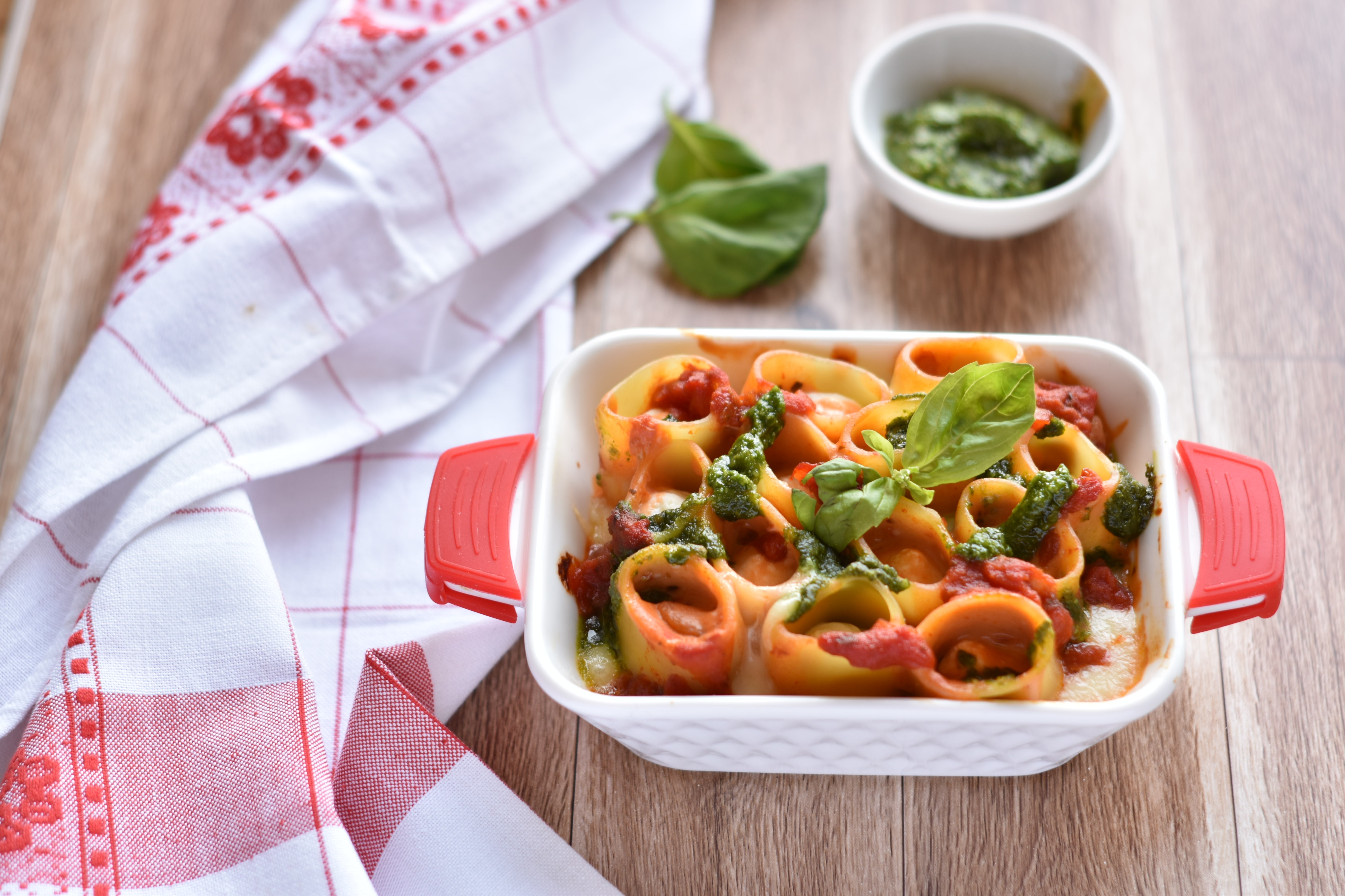 Paccheri ripieni di ricotta al forno con goccioline di pesto ⋆ Adatta ...