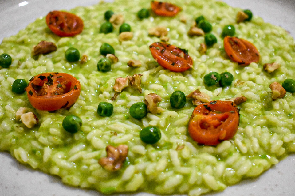 Risotto con crema di piselli e pomodorini semi dry - Alè si mangia!