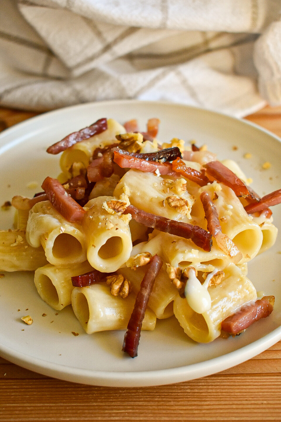 Pasta con crema di taleggio, speck e noci - Alè si mangia!