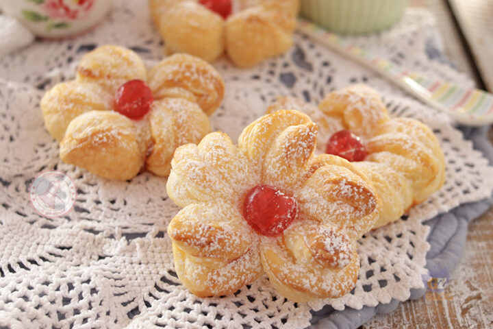 FIORI DI PASTA SFOGLIA ricetta dolce facile e veloce