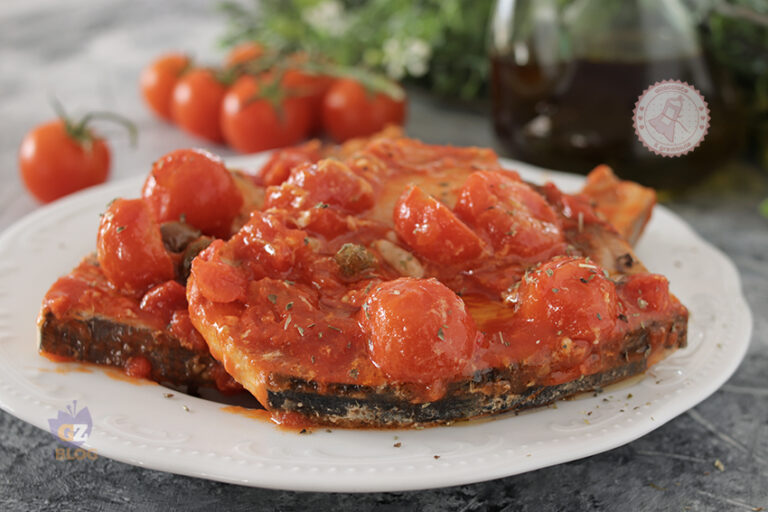 PESCE SPADA IN PADELLA con pomodorini capperi olive e pinoli