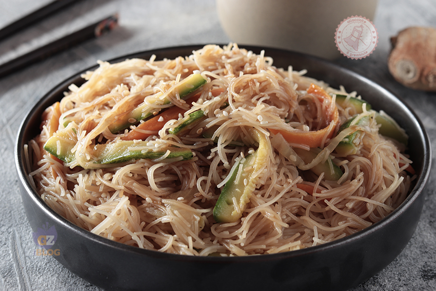 SPAGHETTI DI RISO ALLE VERDURE con salsa di soia ricetta facile