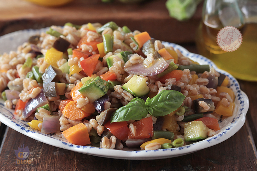 Insalata di farro con verdure ricetta primo piatto estivo facile