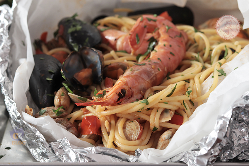 Pasta al cartoccio con cozze vongole gamberi e pomodorini ricetta elegante