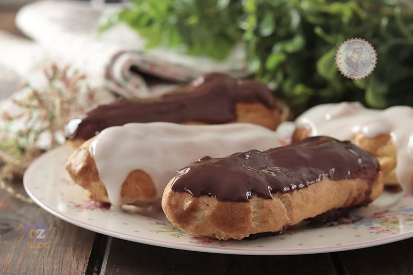 Eclair ricetta con pasta choux farciti con crema e glassati in superficie