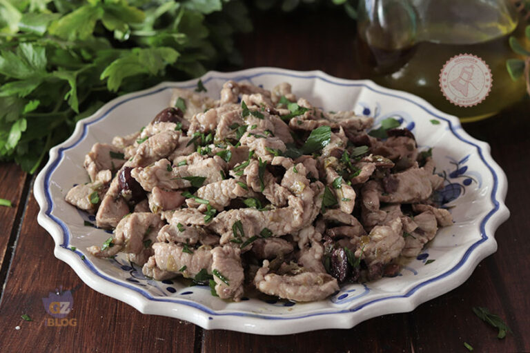 Straccetti di vitello in padella con olive e capperi ricetta secondo ...