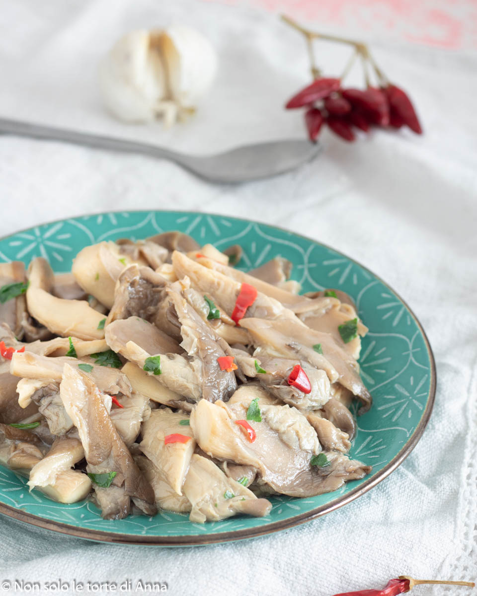 Funghi pleurotus in padella contorno o condimento per la pasta