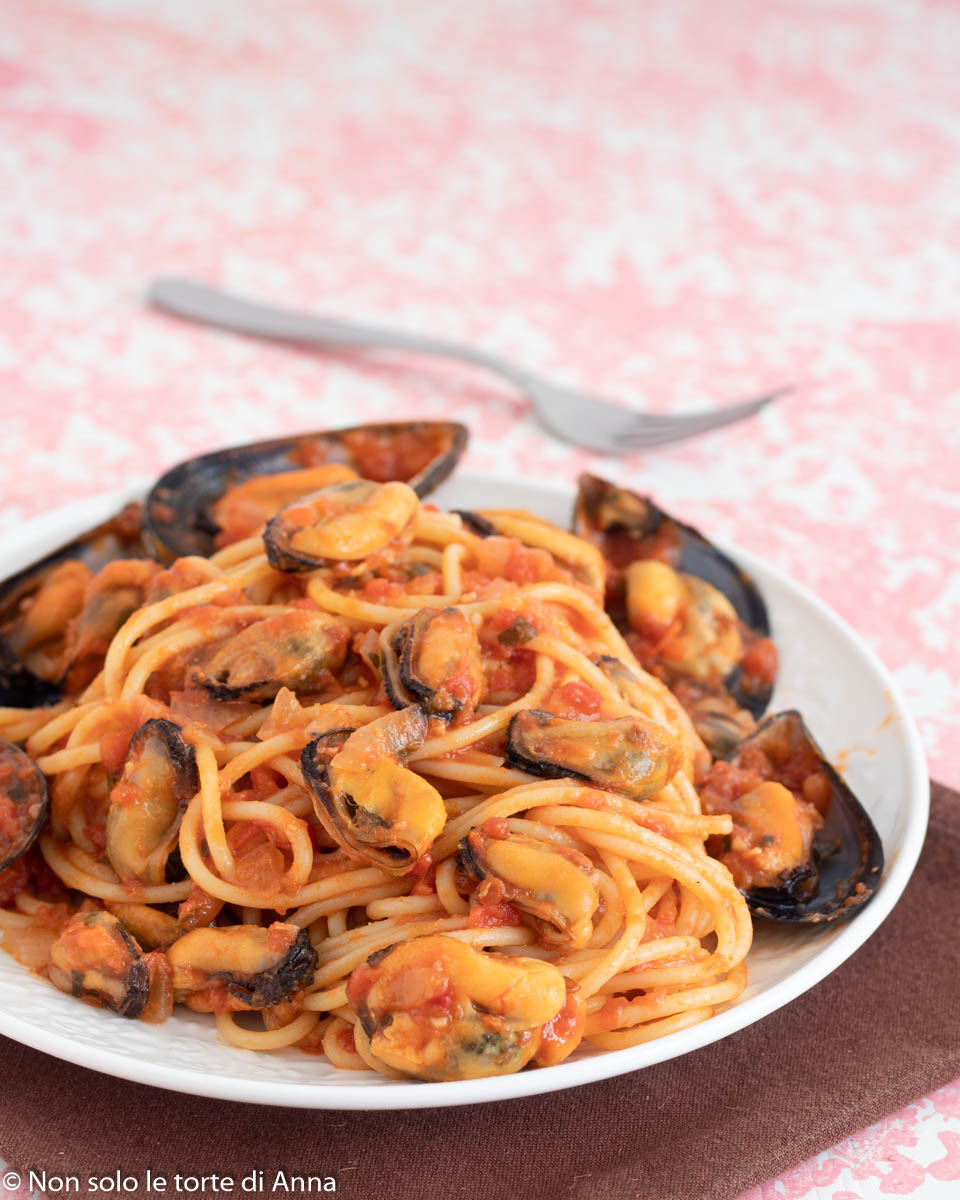 Spaghetti con le cozze al sugo | Ricetta spaghetti al sugo di cozze