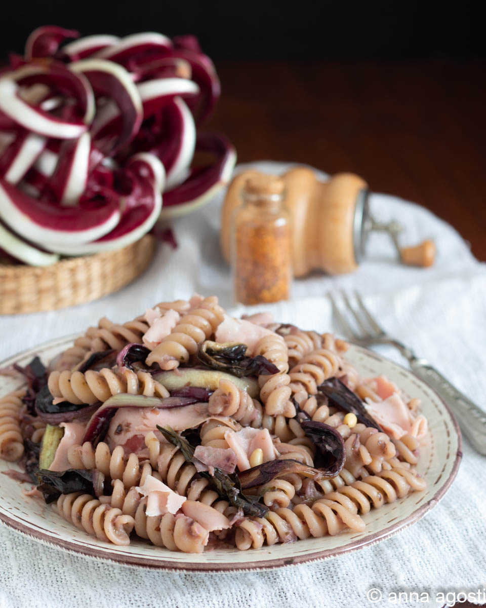 Pasta radicchio prosciutto e pinoli primo piatto veloce