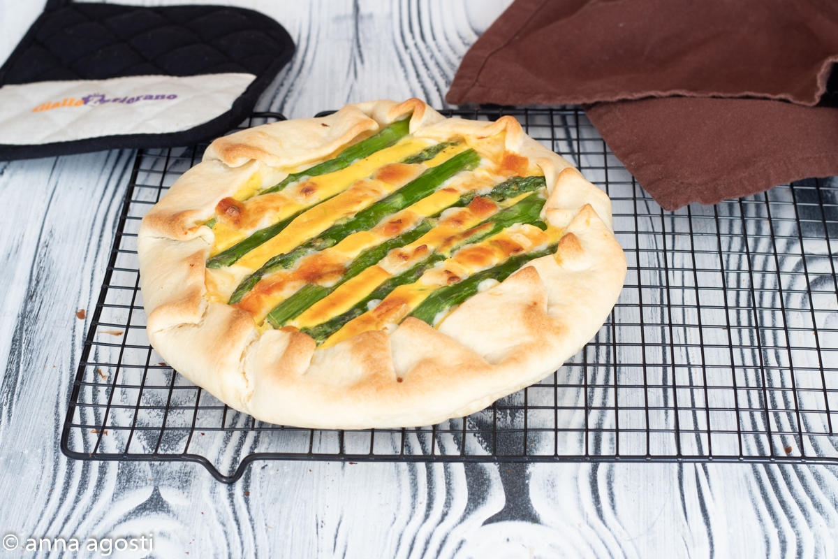Torta salata con asparagi | Ricetta rustico con asparagi e formaggio