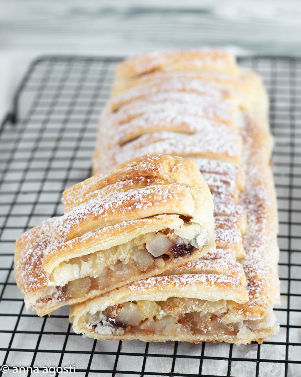 Strudel di pere con sfoglia | Ricetta strudel
