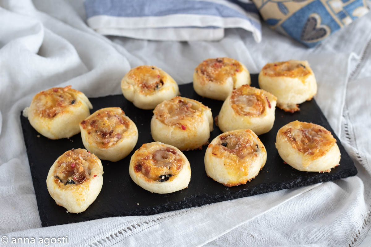 Girelle di sfoglia ricotta e olive