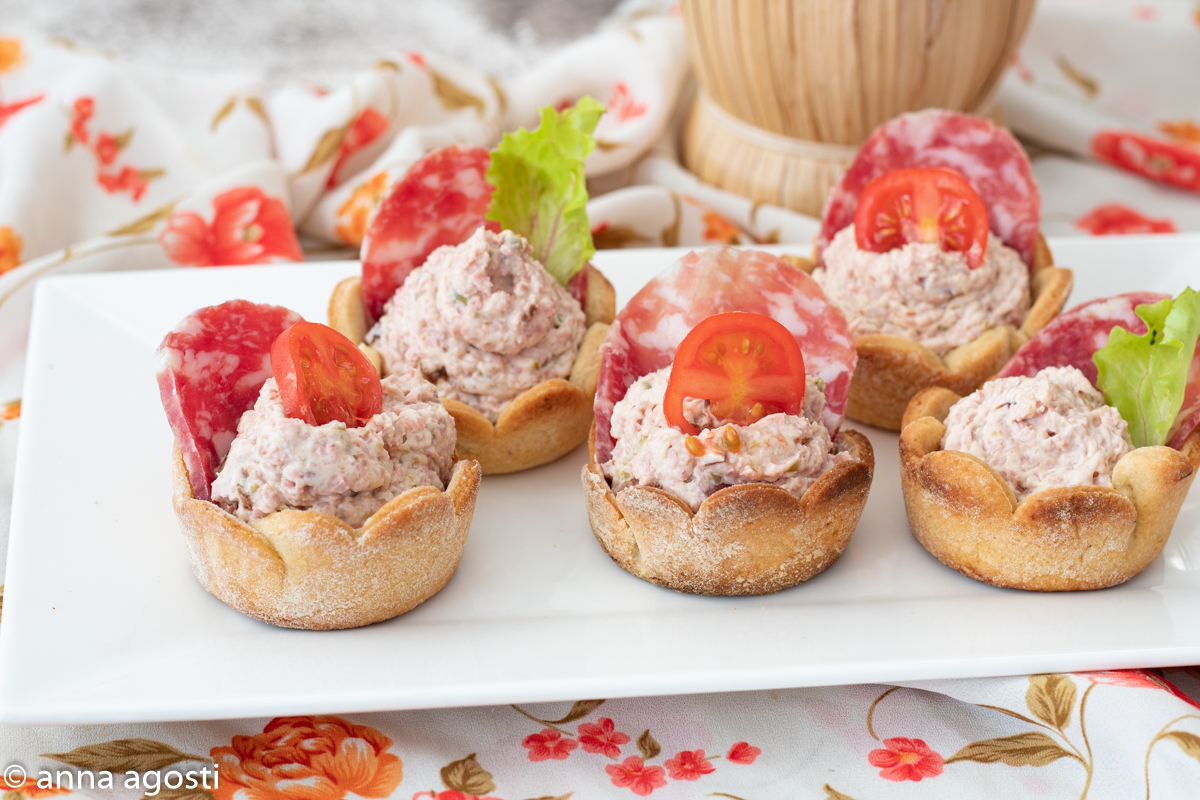 Cestini di frolla salata con salame antipasto finger food per le feste