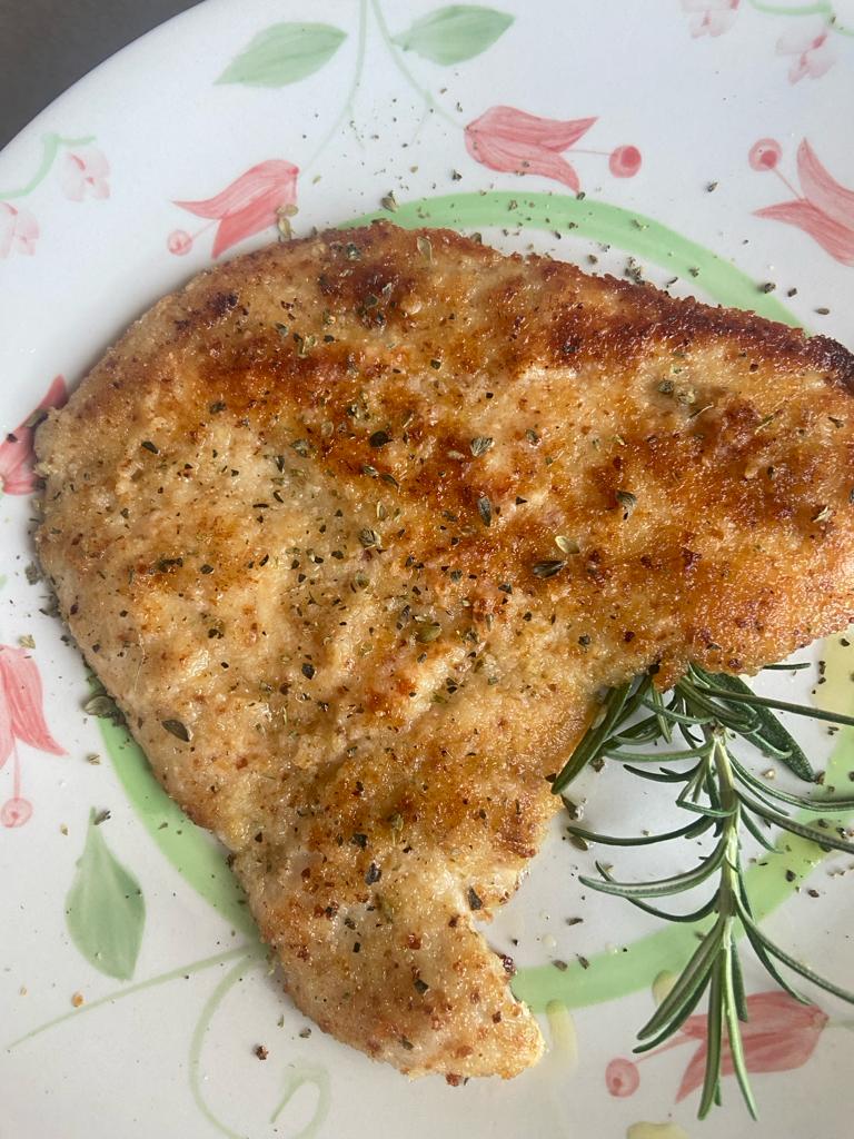 Petto di pollo con panatura croccante cotto nella friggitrice ad aria ...