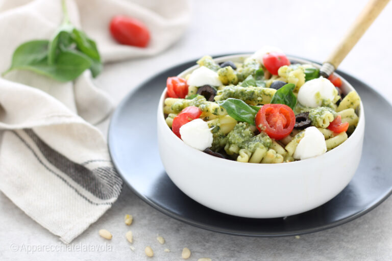 Pasta al pesto fredda con pomodorini e mozzarelline - Ricetta veloce estiva