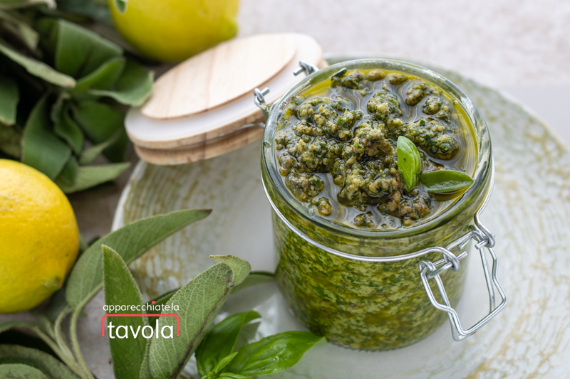Pesto di salvia, basilico e mandorle: il condimento fresco pronto in 5 ...