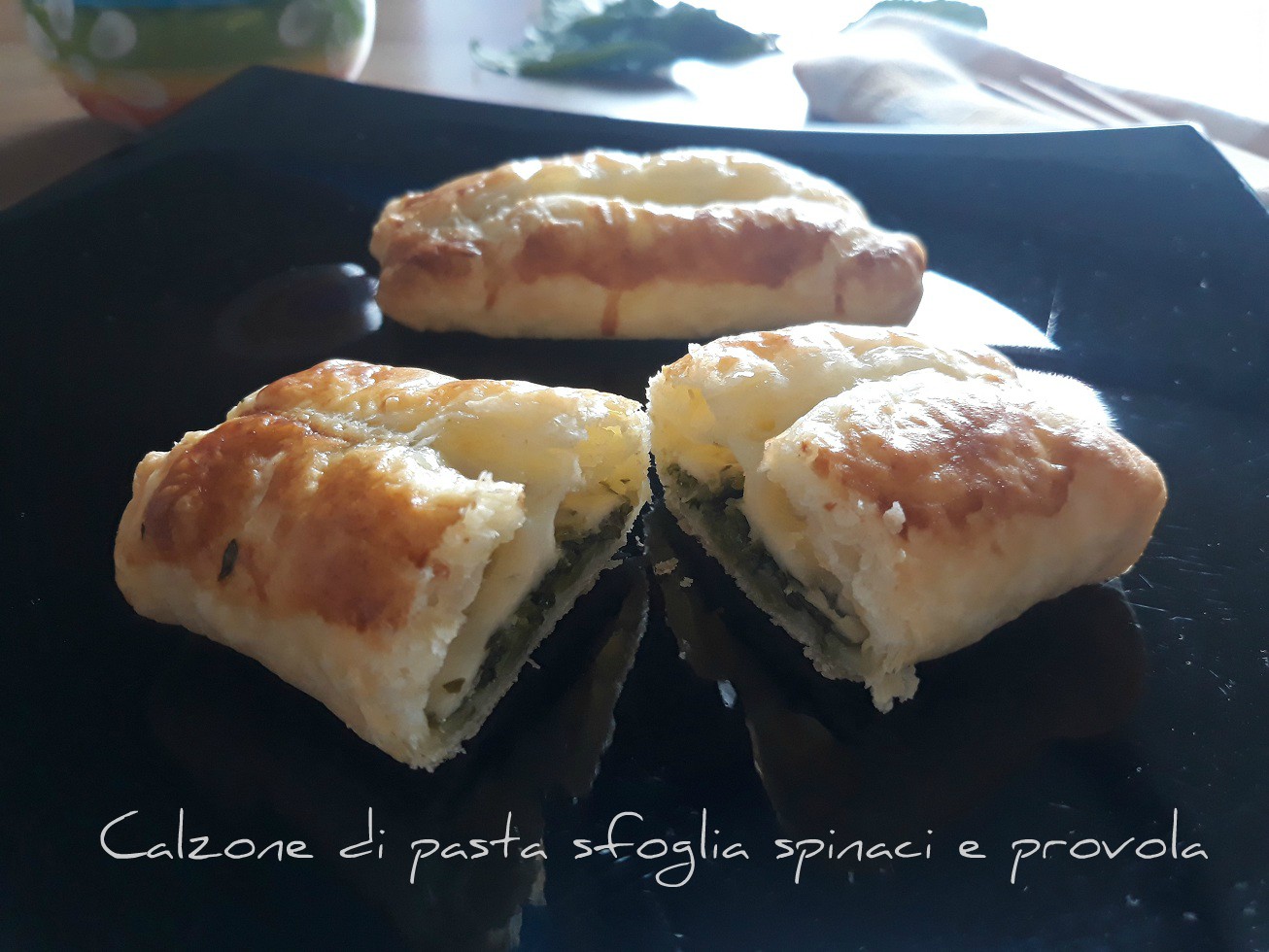 CALZONE DI PASTA SFOGLIA CON SPINACI E PROVOLA