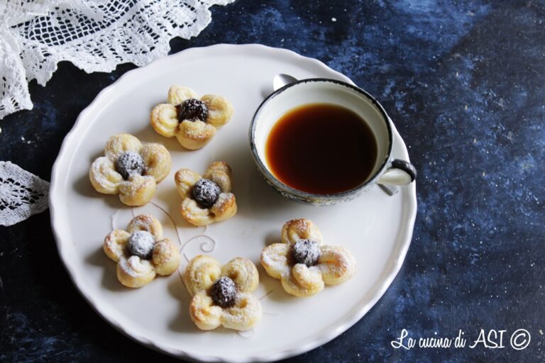 Fiorellini Veloci di Pasta Sfoglia con Amarene|La cucina di ASI