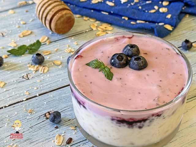 YOGURT E FIOCCHI DI AVENA (PORRIDGE OVERNIGHT OATS) AI MIRTILLI - A ...