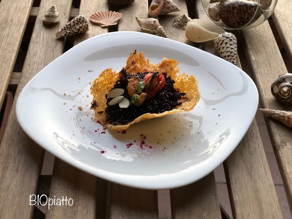 Riso nero in cialda cozze mandorle e taralli il piatto gourmet molto ...