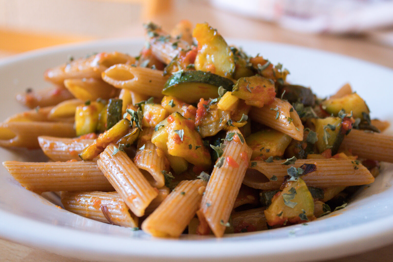Penne integrali con zucchine e limone • Che cosa mangio oggi?