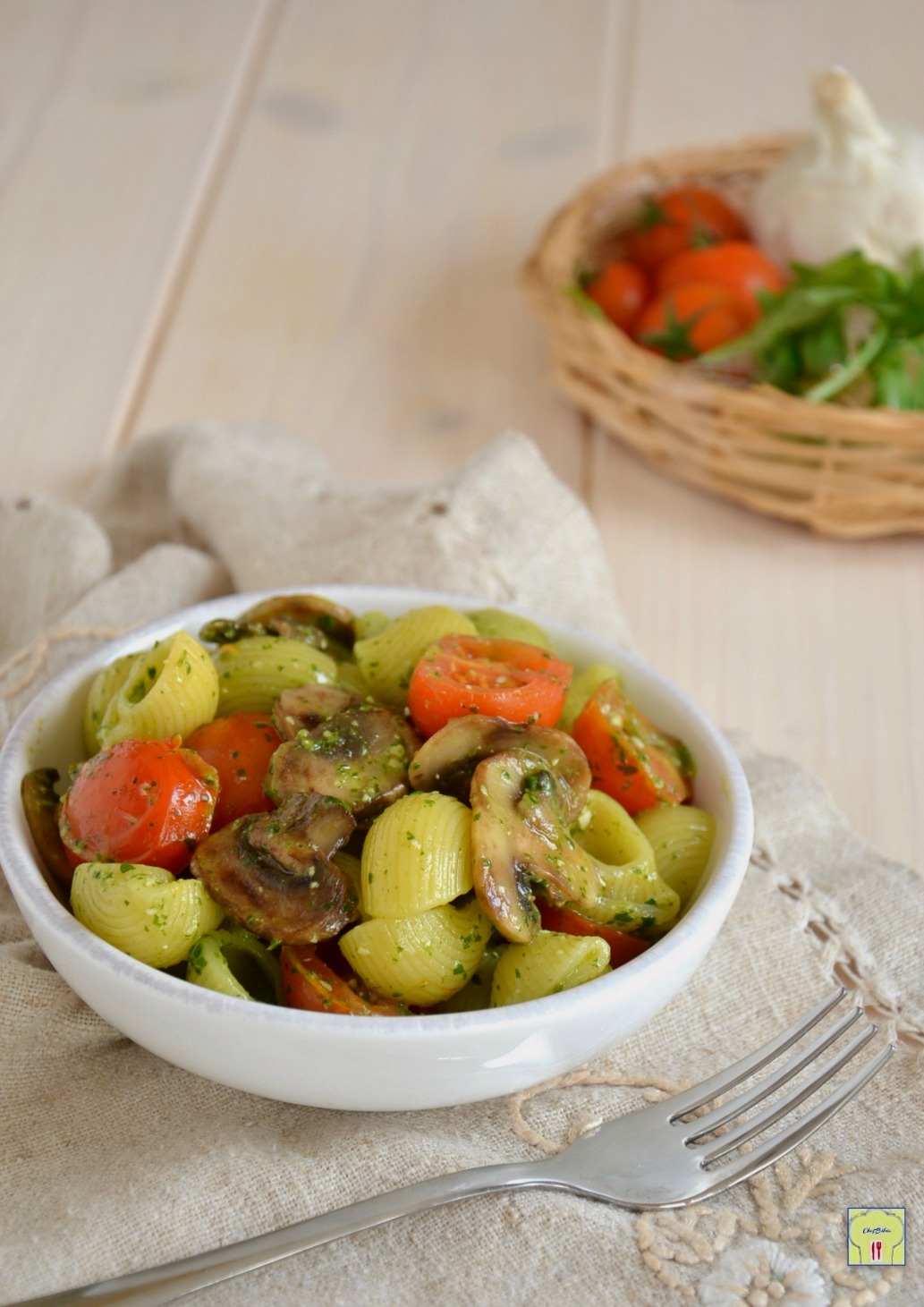 Gomiti rigati pomodorini funghi e pesto di rucola, primo piatto gustoso