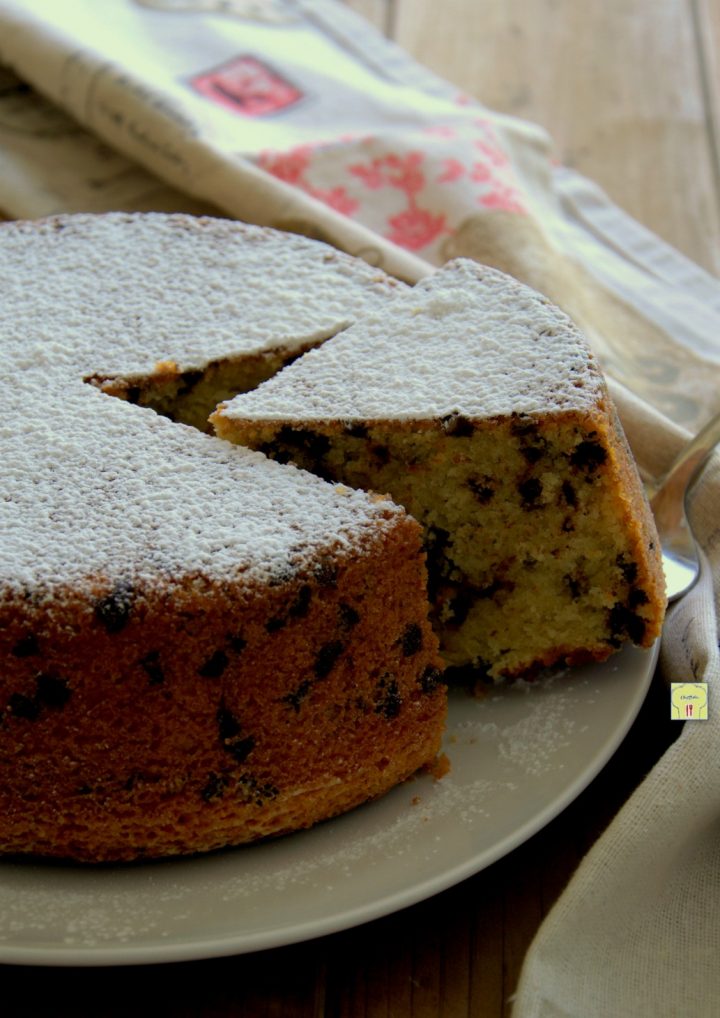 Torta semplice con gocce di cioccolato, con ingredienti sempre in dispensa