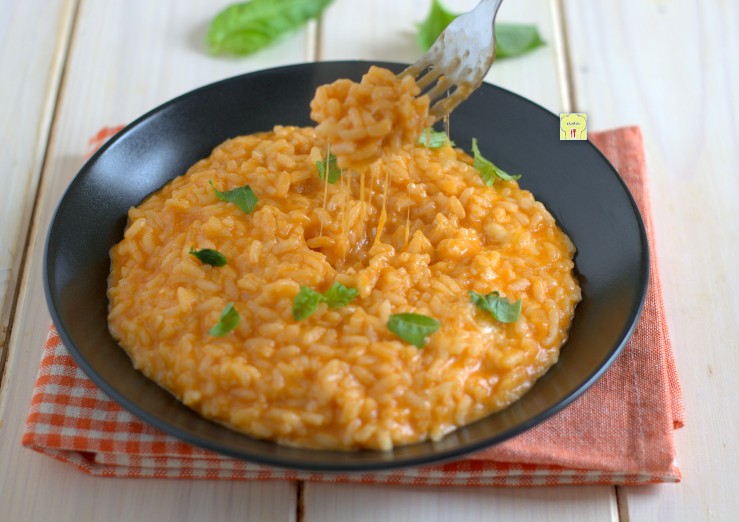 Risotto alla pizzaiola gustoso primo piatto vegetariano con pochi ...