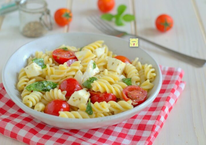 Pasta fredda alla caprese primo piatto estivo facile e sfizioso