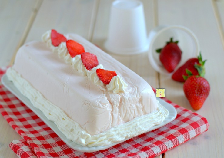 Semifreddo Yogurt e Fragole dessert fresco facile e irresistibile