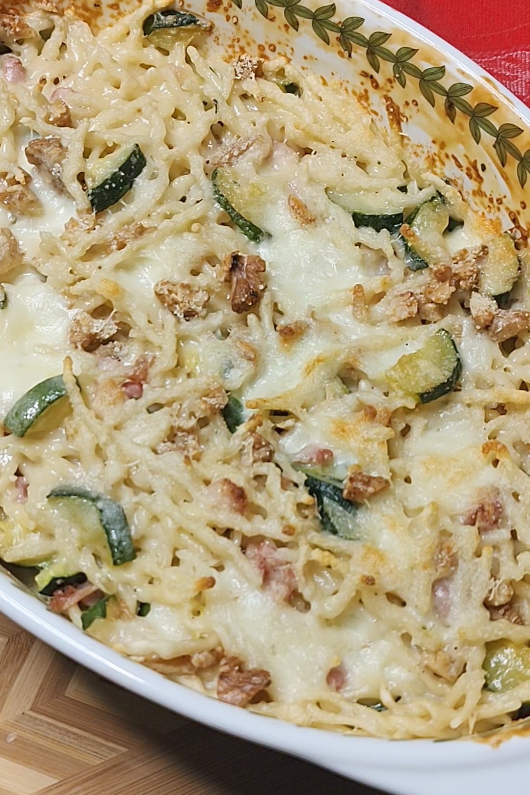 Trofie al forno con besciamella, pancetta, mozzarella, zucchine e noci ...