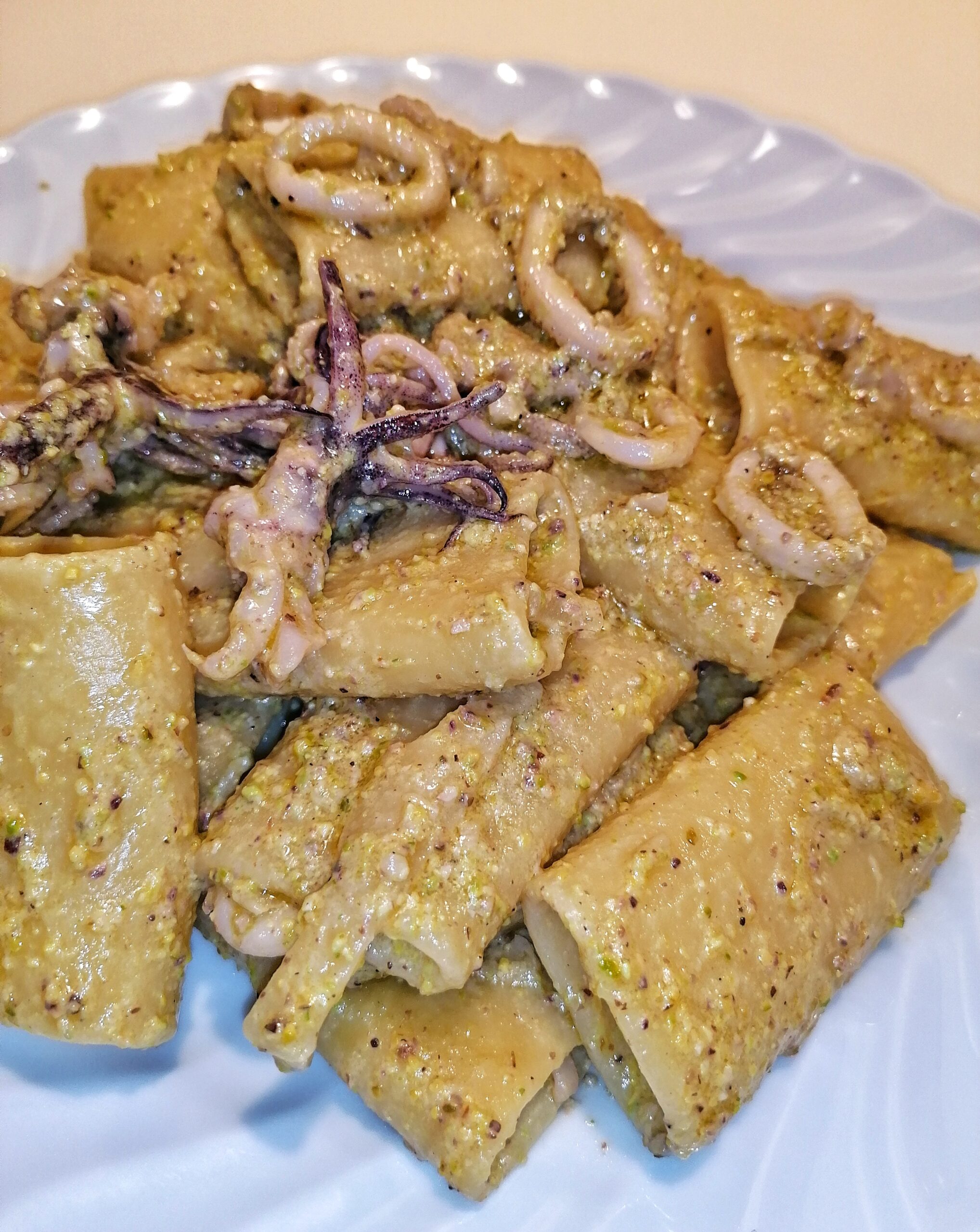 Paccheri con pesto di pistacchi e calamari - Blog di Cookedbytina