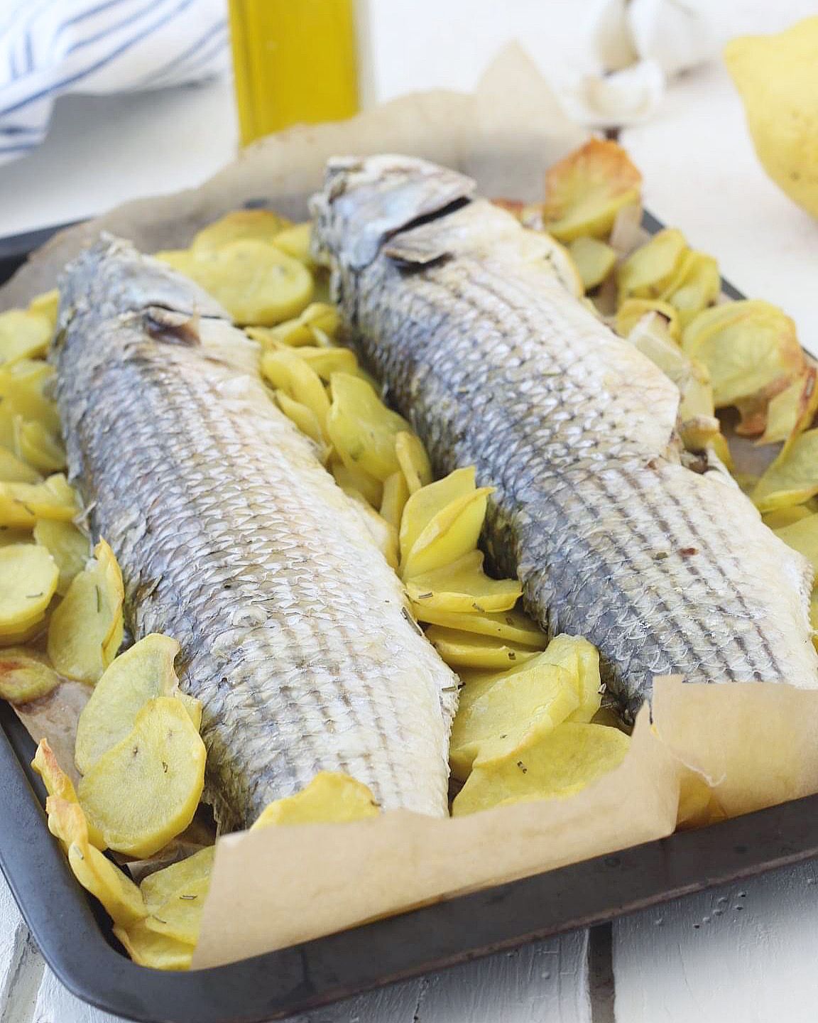 Pesce muggine con patate al forno - Blog di cookingroxy