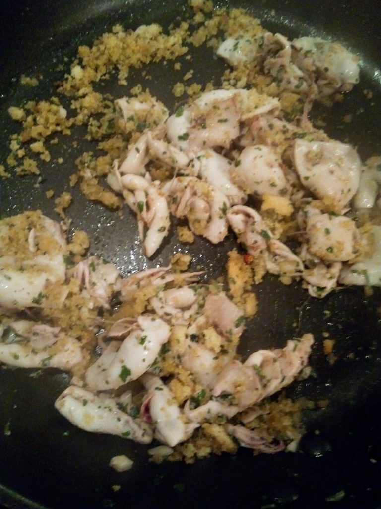 Spadellata di calamaretti spillo e briciole aromatiche - CookinProgress