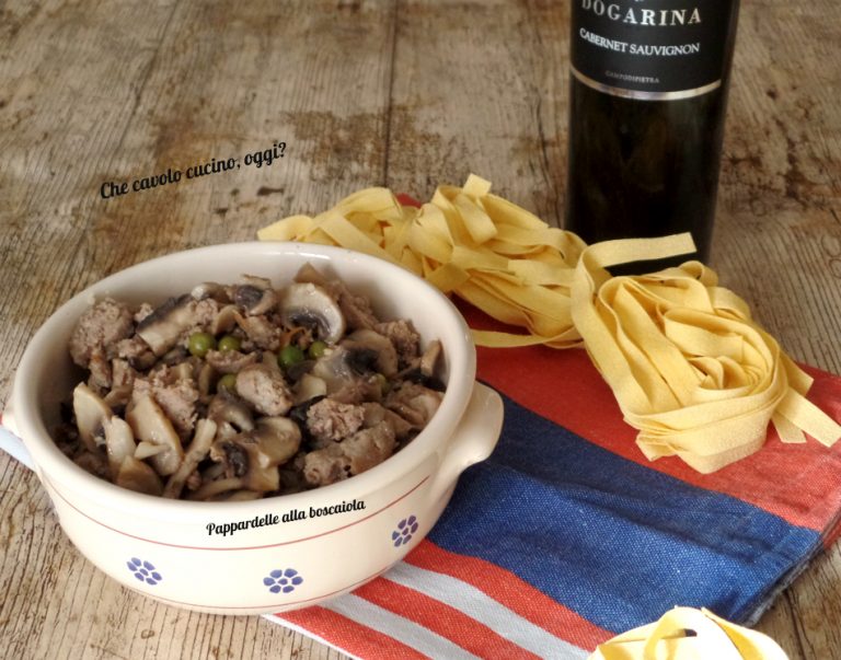 La boscaiola: condimento per pasta a base di funghi, salsicce e piselli