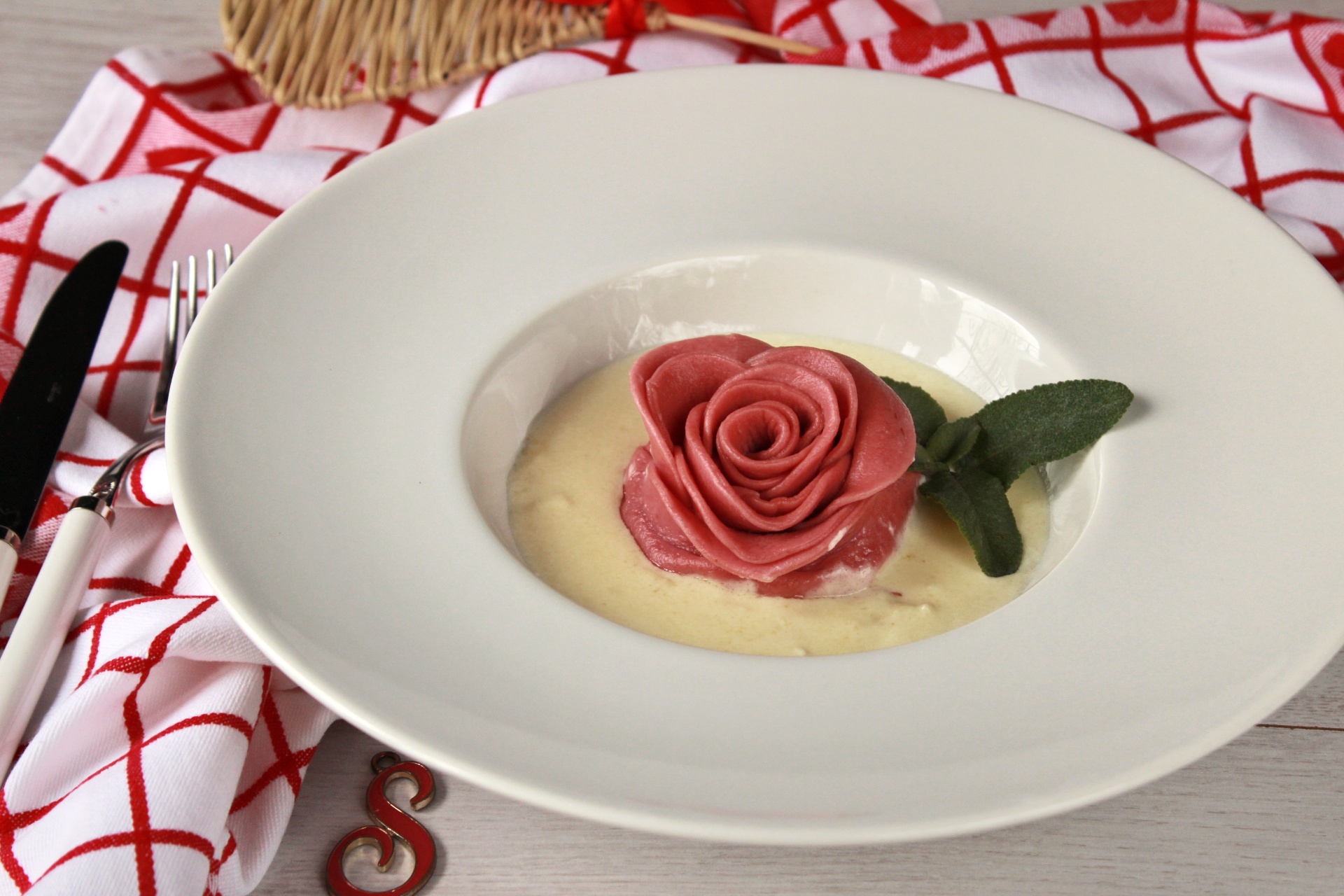 Ravioli a forma di rosa - Cucina con Saretta