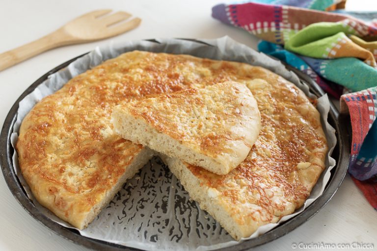 FOCACCIA AL FORMAGGIO Morbida e irresistibile - CuciniAmo con Chicca