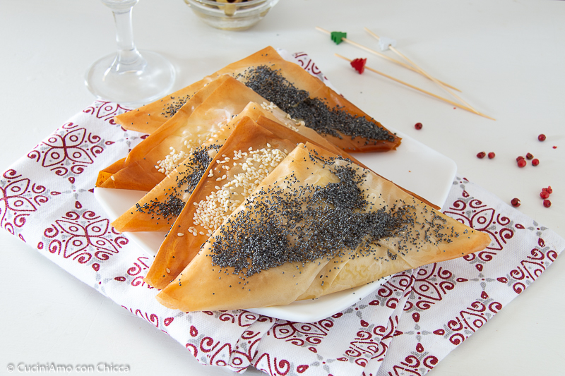 TRIANGOLI DI PASTA FILLO CON SALMONE - CuciniAmo con Chicca