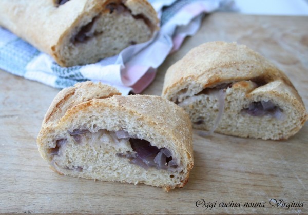 Pane ripieno con cipolle per accompagnare il pasto