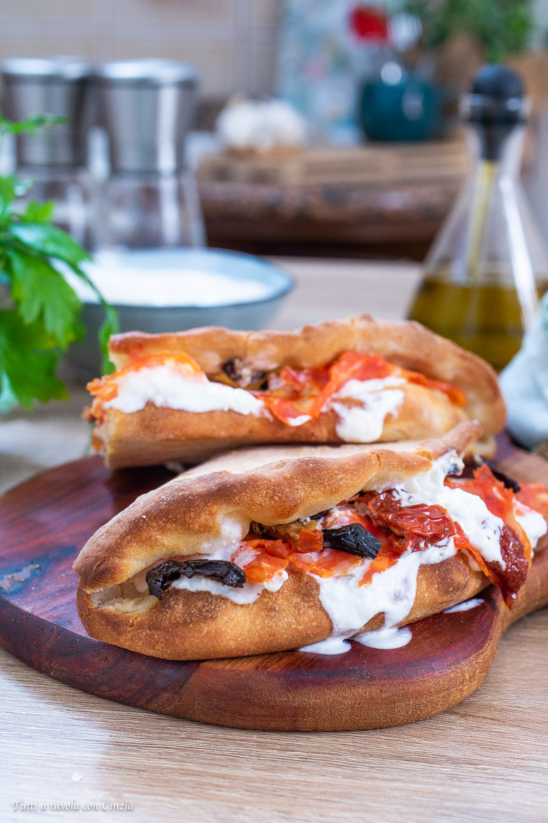 PIZZA PIEGATA a MEZZALUNA ricetta della pizza baciata farcita