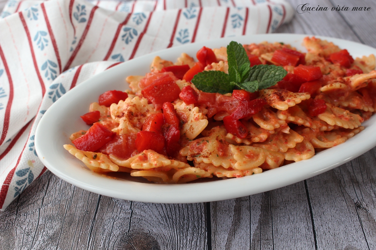 Pasta ricca con crema di peperoni - Cucina vista mare