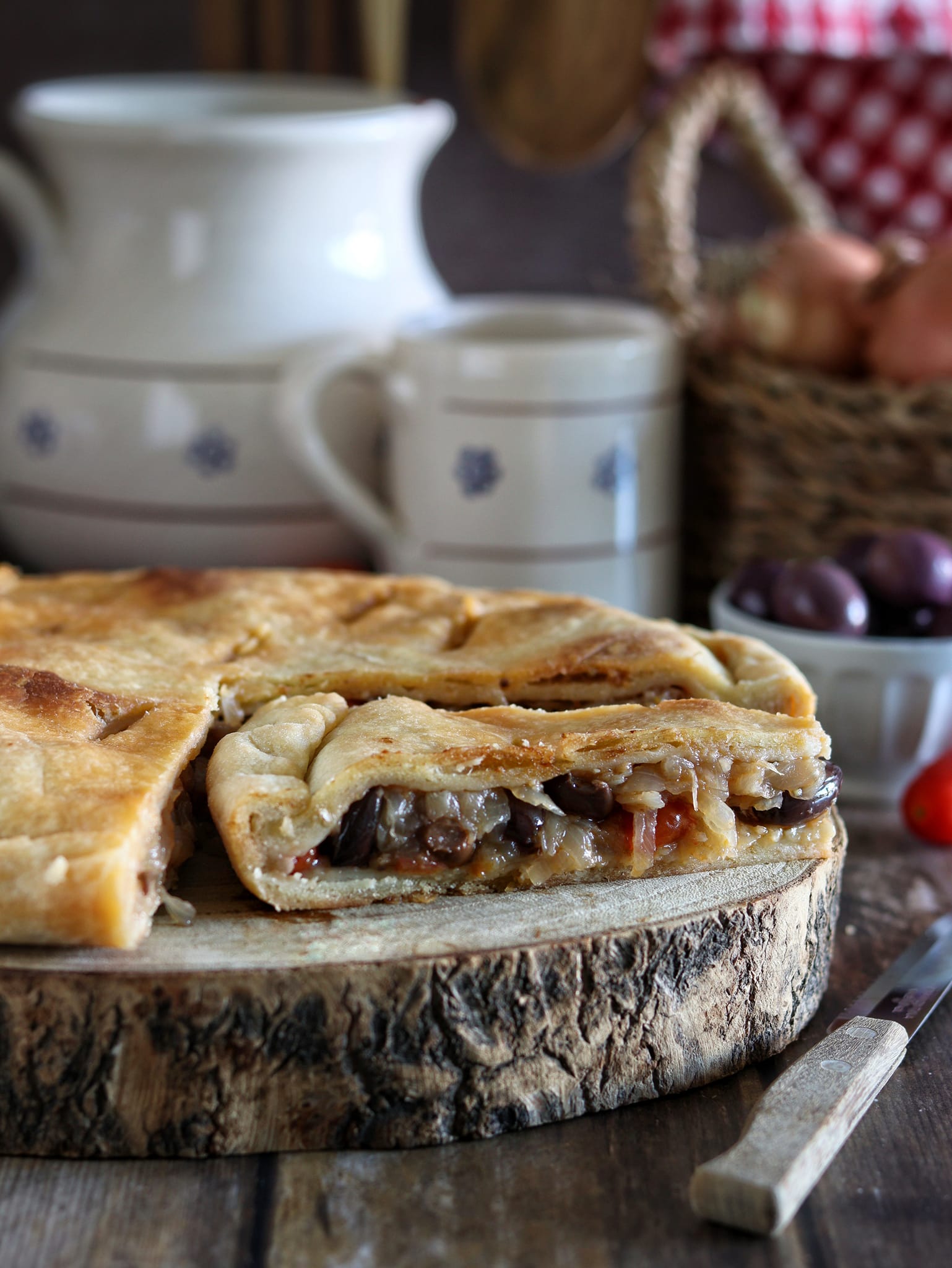 Calzone pugliese con cipolle e olive - Blog di cuciniAMO e mangiAMO