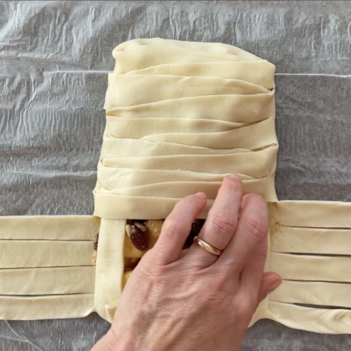STRUDEL CON PASTA SFOGLIA alle mele ricetta furba veloce da fare