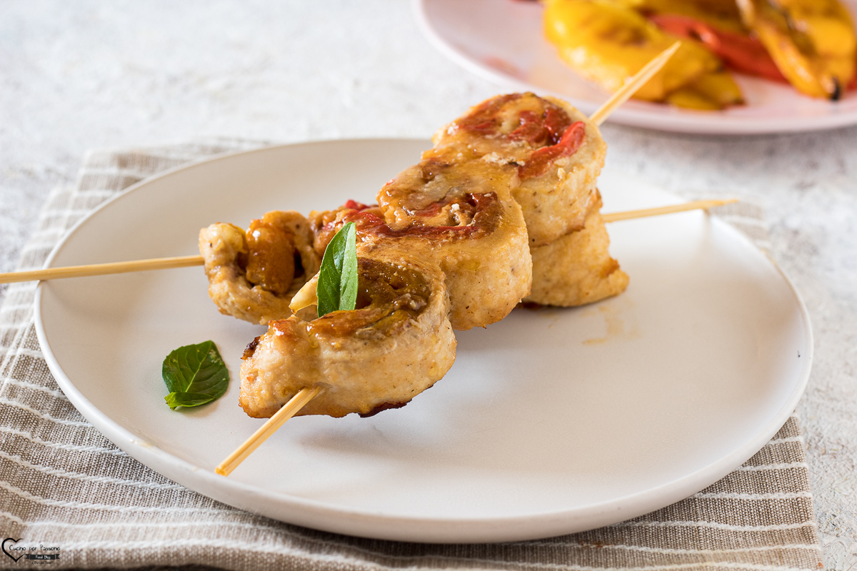 RotolinI di pollo e peperoni ricetta involtini di pollo con peperoni in ...