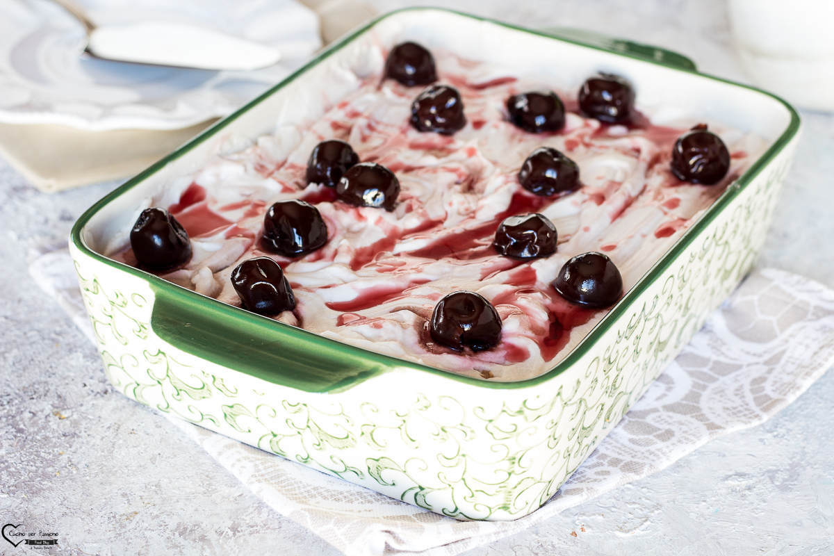DOLCE CON AMARENE sciroppate ricetta mattonella di biscotti