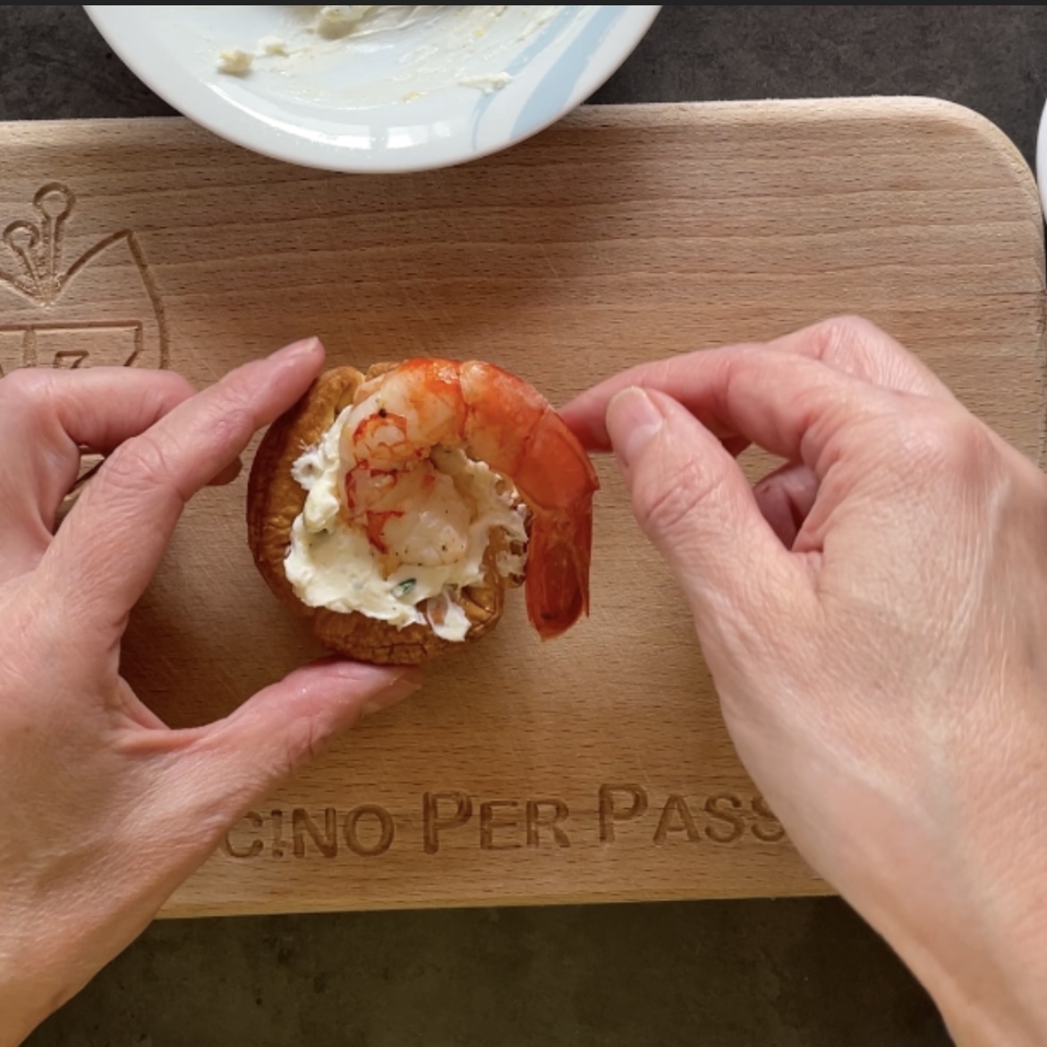 cestini di sfoglia ripieni salati con gamberi ricetta con stampo muffin