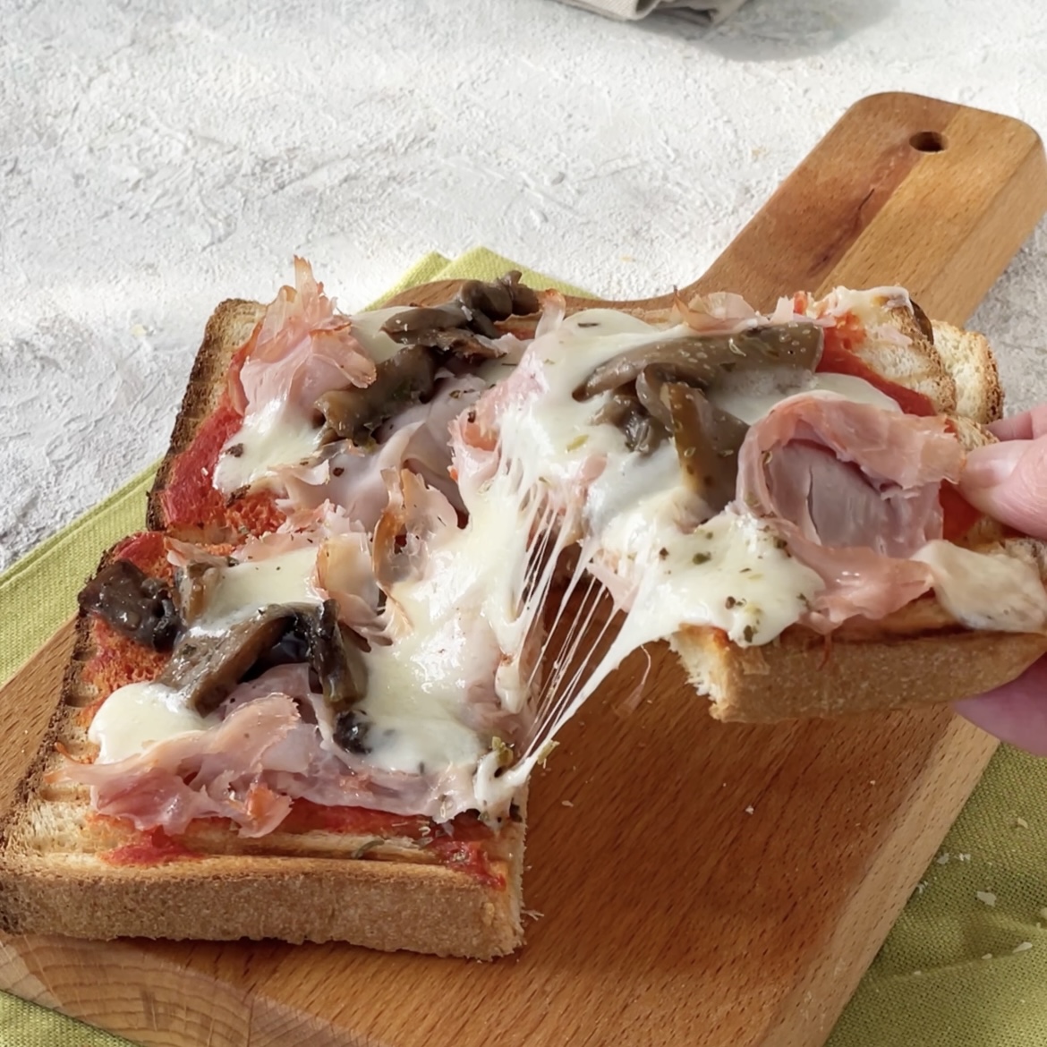 crostoni di pane al forno ricetta crostone di pane farcito finta pizza