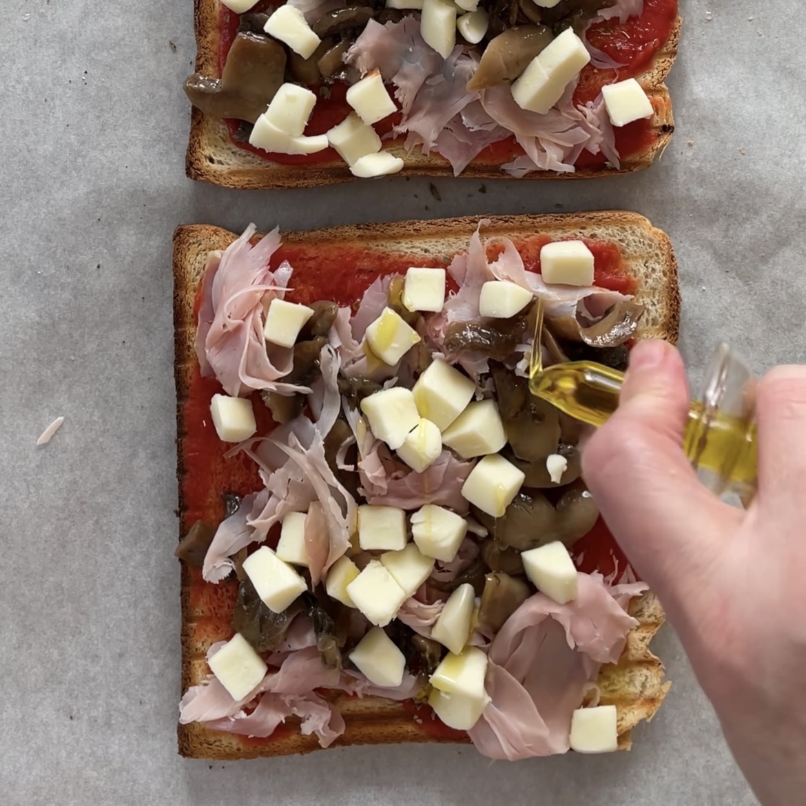 crostoni di pane al forno ricetta crostone di pane farcito finta pizza