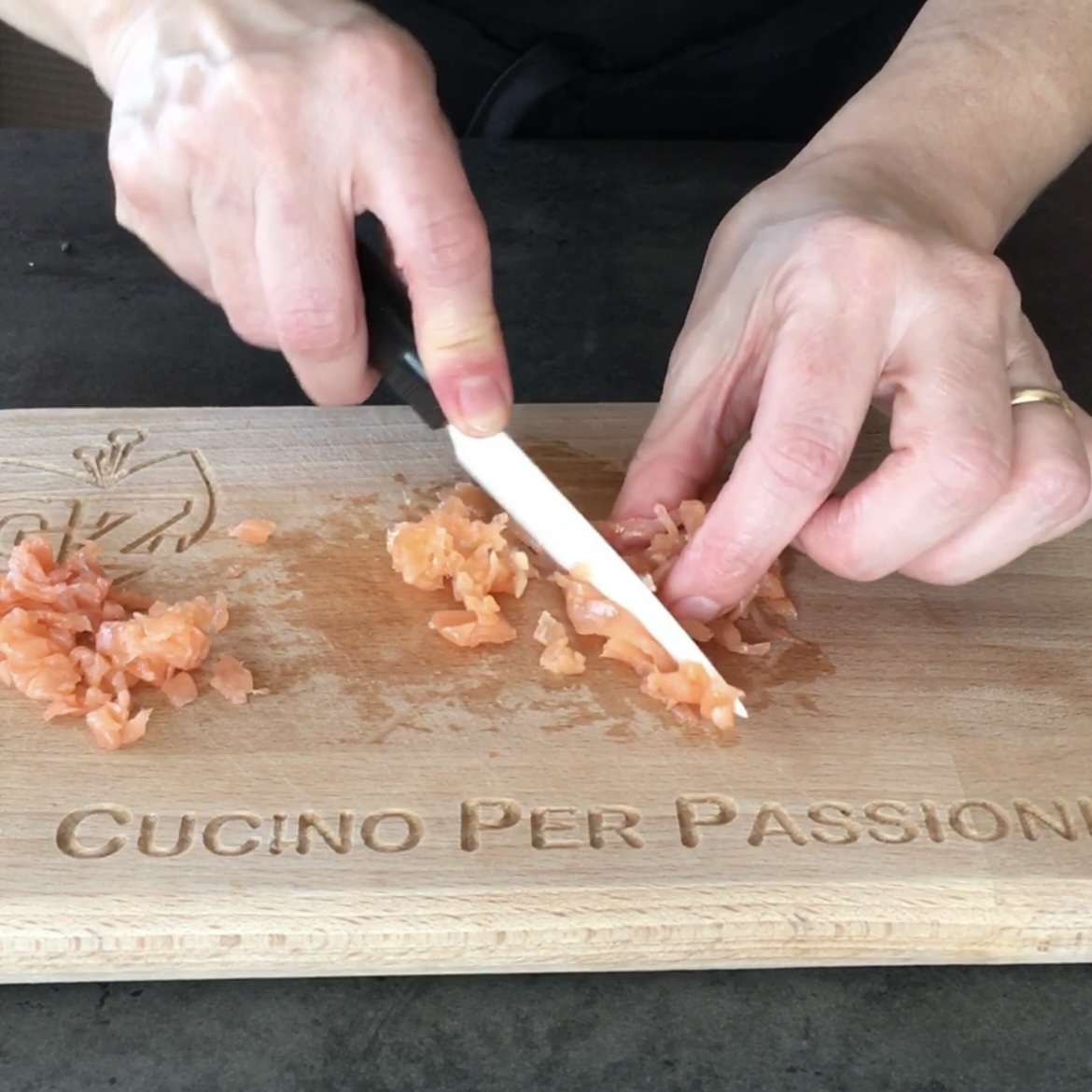 uova sode ripiene con philadelphia e salmone ricetta antipasto