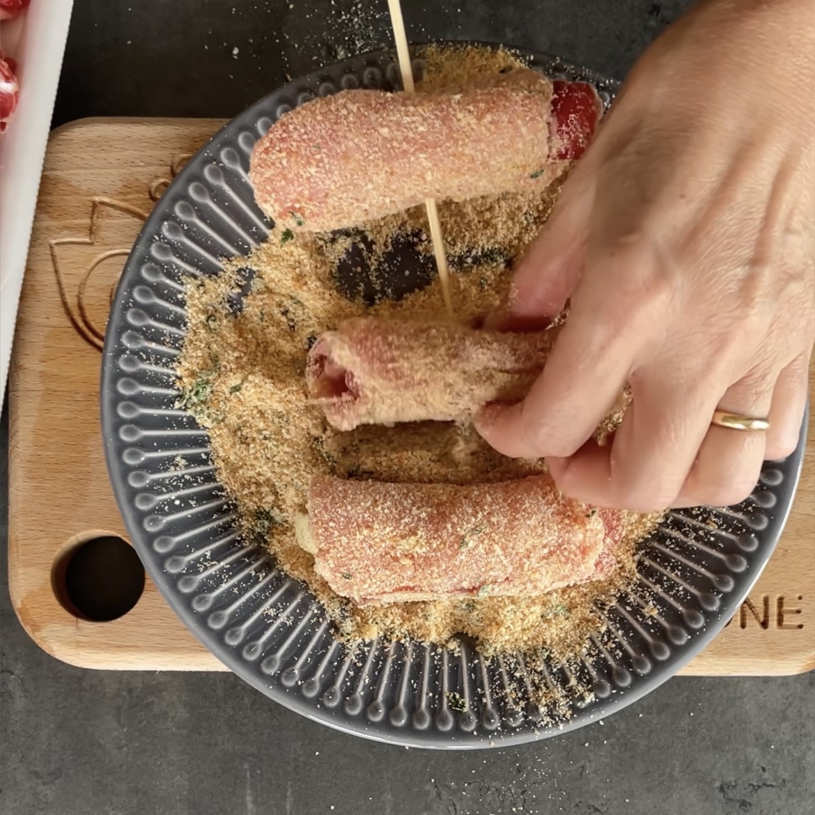 Involtini di lonza impanati ricetta cucina italiana cottura al forno